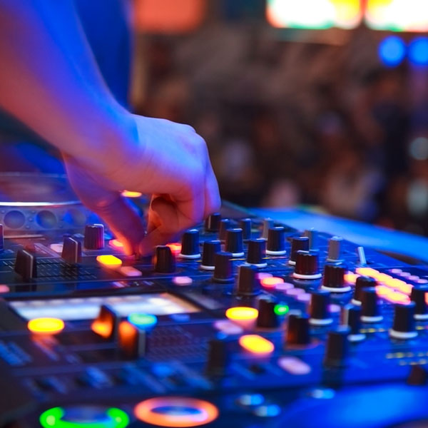 Poolside DJ Saturday | Discover Renaissance Hotels