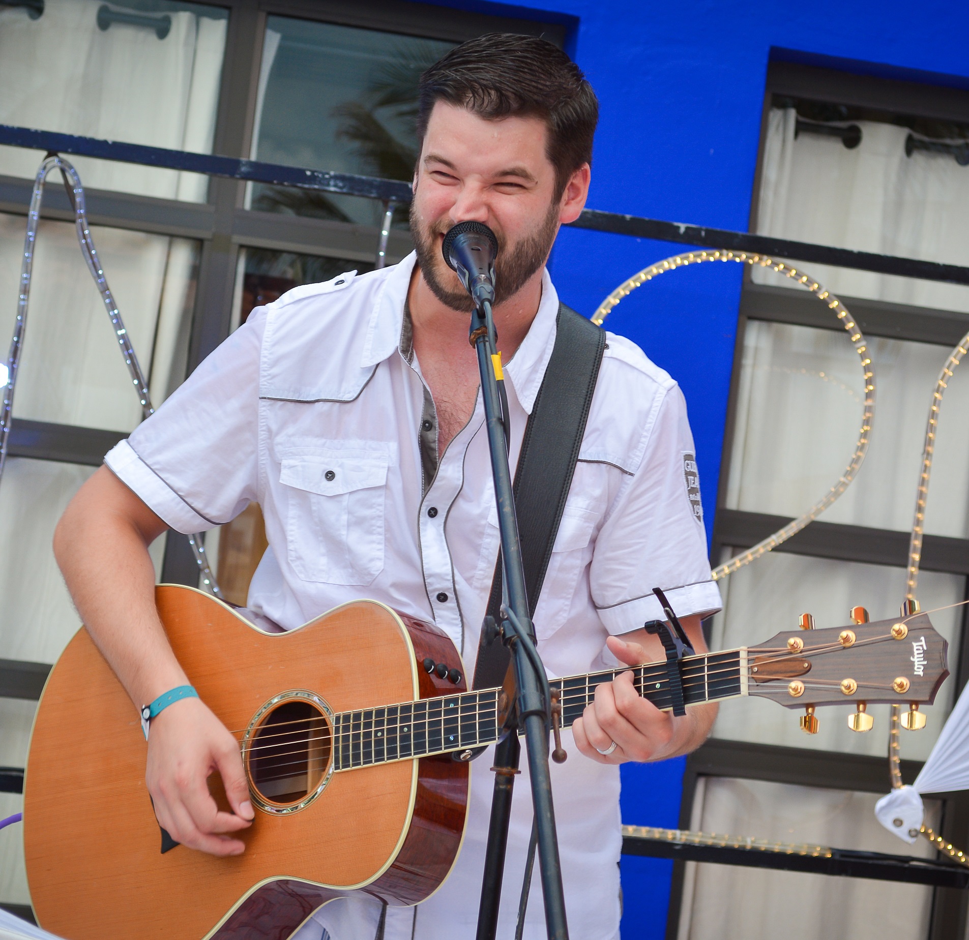 Tim Crowe performs at the Bank | Discover Renaissance Hotels